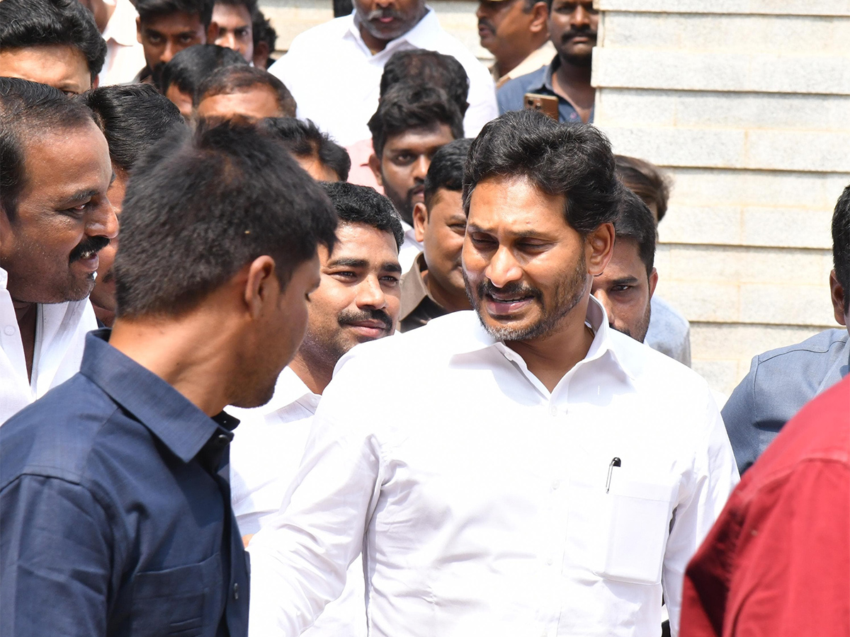 ఇడుపులపాయలో వైఎస్‌ జగన్‌ (ఫొటోలు) | YS Jagan Pays Tribute To Dr YS Rajasekhara Reddy At YSR Ghat ...